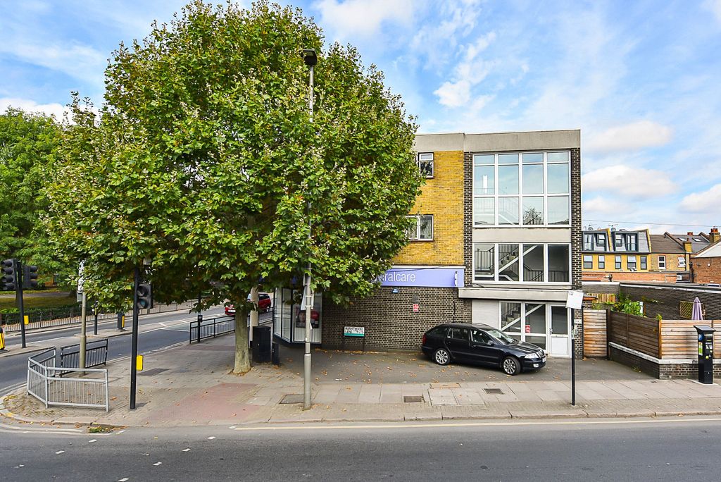 Burntwood Lane, London SW17, 2 bed flat to rent, £1,850 pcm | PrimeLocation