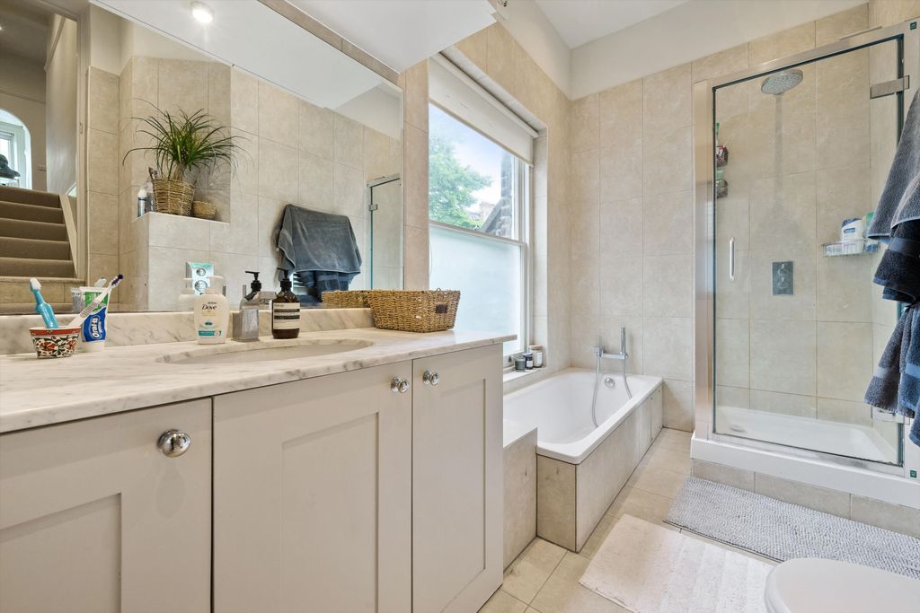 Redcliffe Square, London SW10, 2 bed flat for sale, £950,000 ...