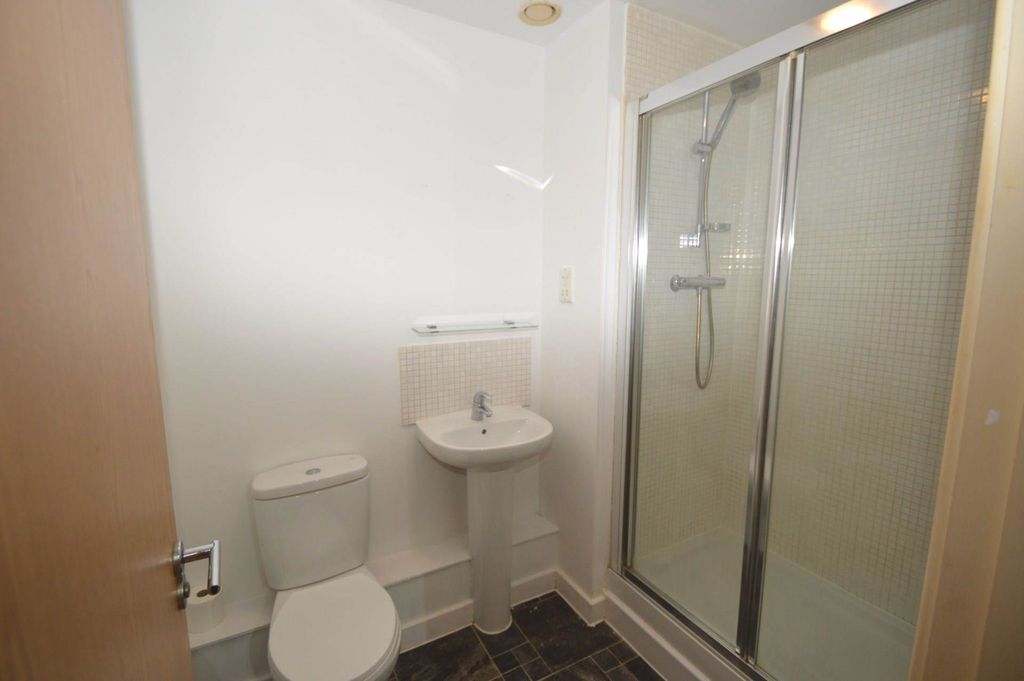 Harrow Close, Addlestone KT15, 2 bed flat to rent, £1,425 pcm ...