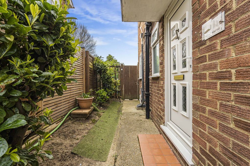 Vernon Close, Epsom KT19, 2 bed maisonette for sale, £325,000 ...