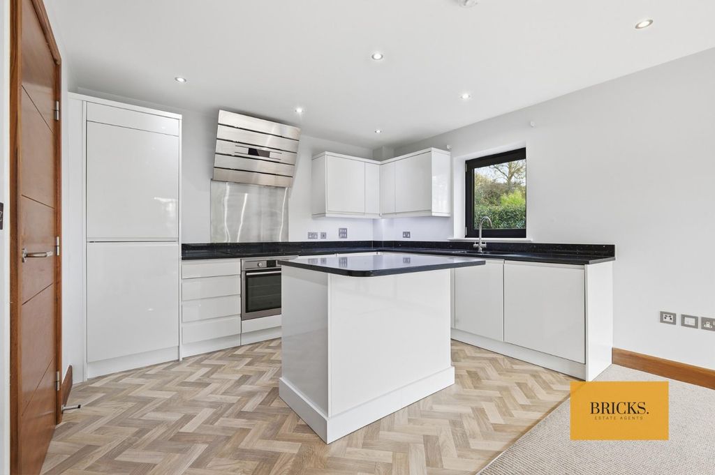 Abridge Road, Chigwell IG7, 2 bed flat for sale, £475,000 | PrimeLocation