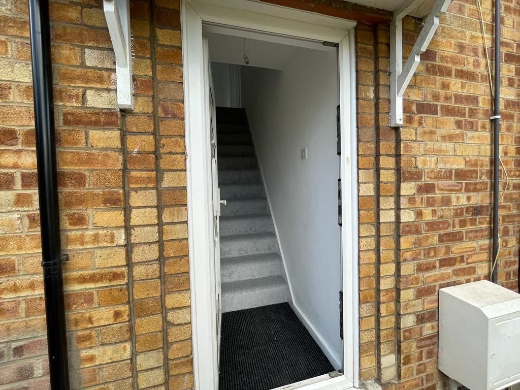 3 bed maisonette for sale in Balgores Lane, Romford RM2 - Zoopla