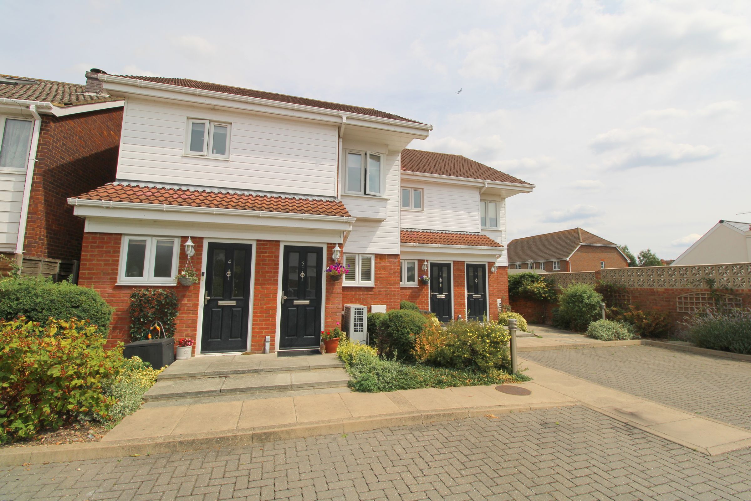 2 bed maisonette for sale in Ashmead Close, Ashford TW15 - Zoopla