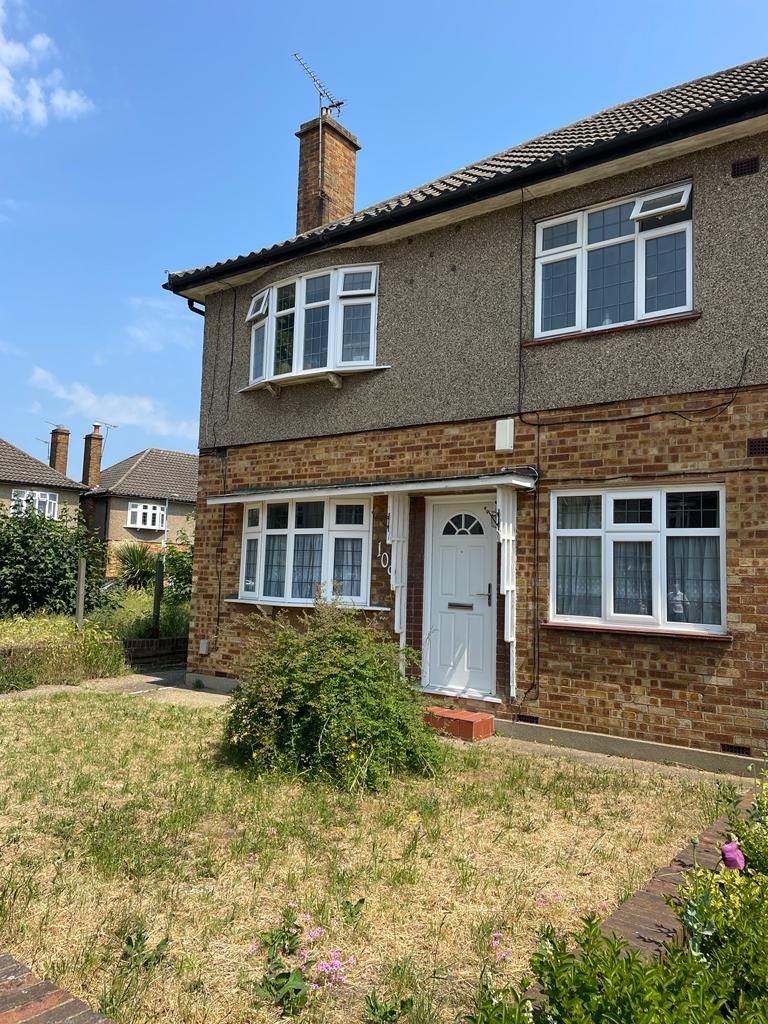 3 bed maisonette for sale in Balgores Lane, Romford RM2 - Zoopla