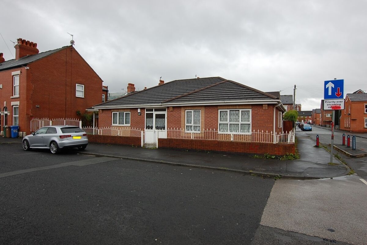 3 bed bungalow for sale in Uxbridge Street, Ashton-Under-Lyne OL6 - Zoopla