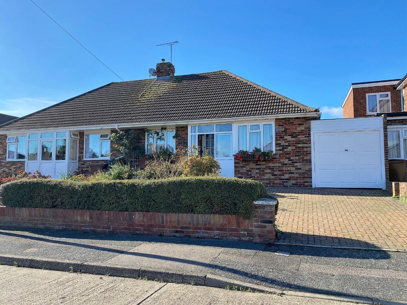 2 Bed Semi Detached Bungalow For Sale In Taverners Road Rainham