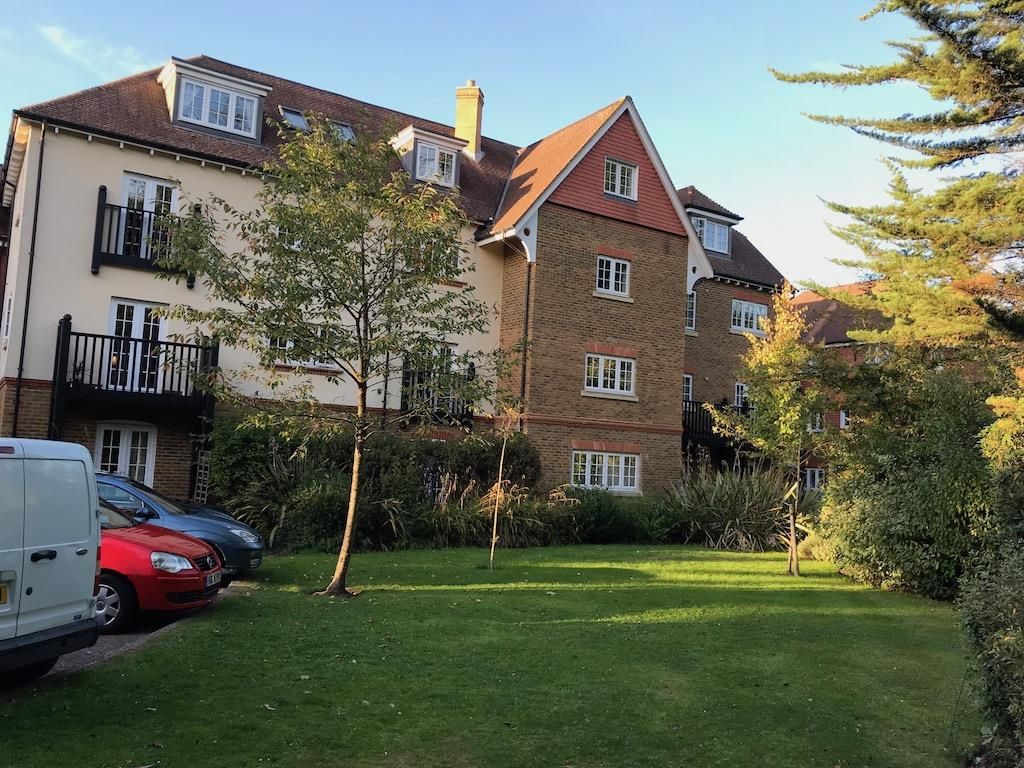 2 bed flat to rent in Copthorne Common Road, Copthorne, Crawley RH10 ...