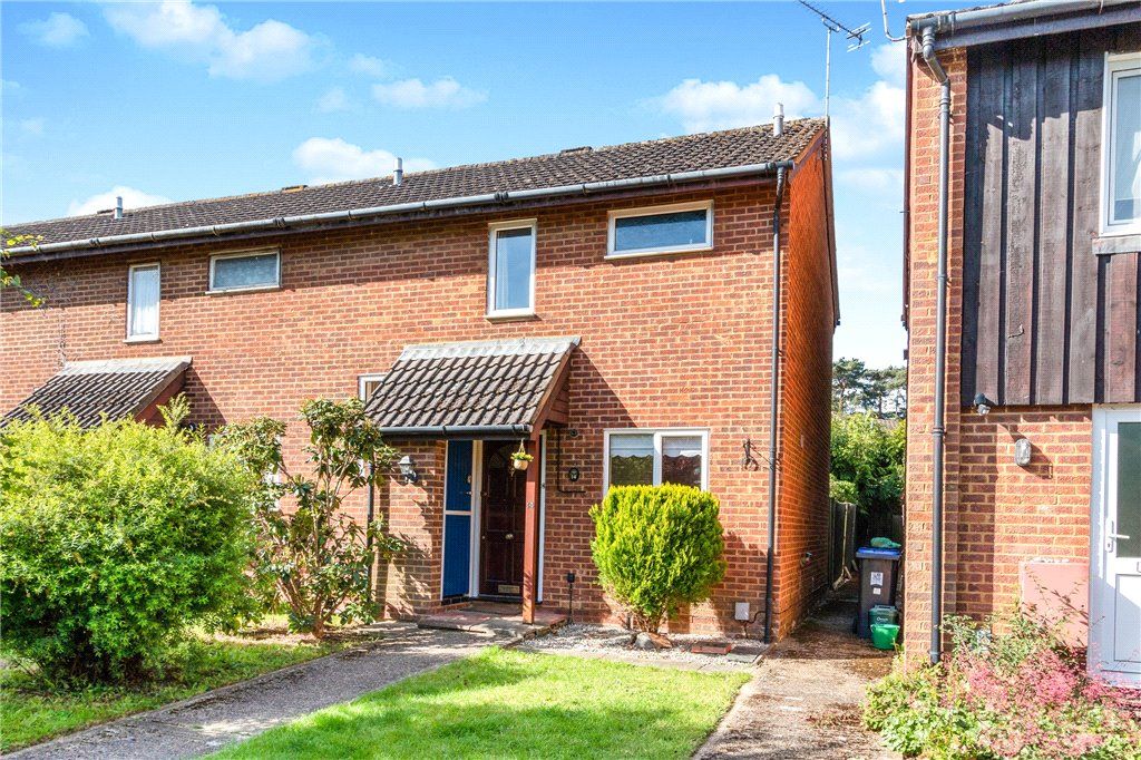 2 Bed End Terrace House For Sale In Ainsdale Way Woking Surrey Gu21