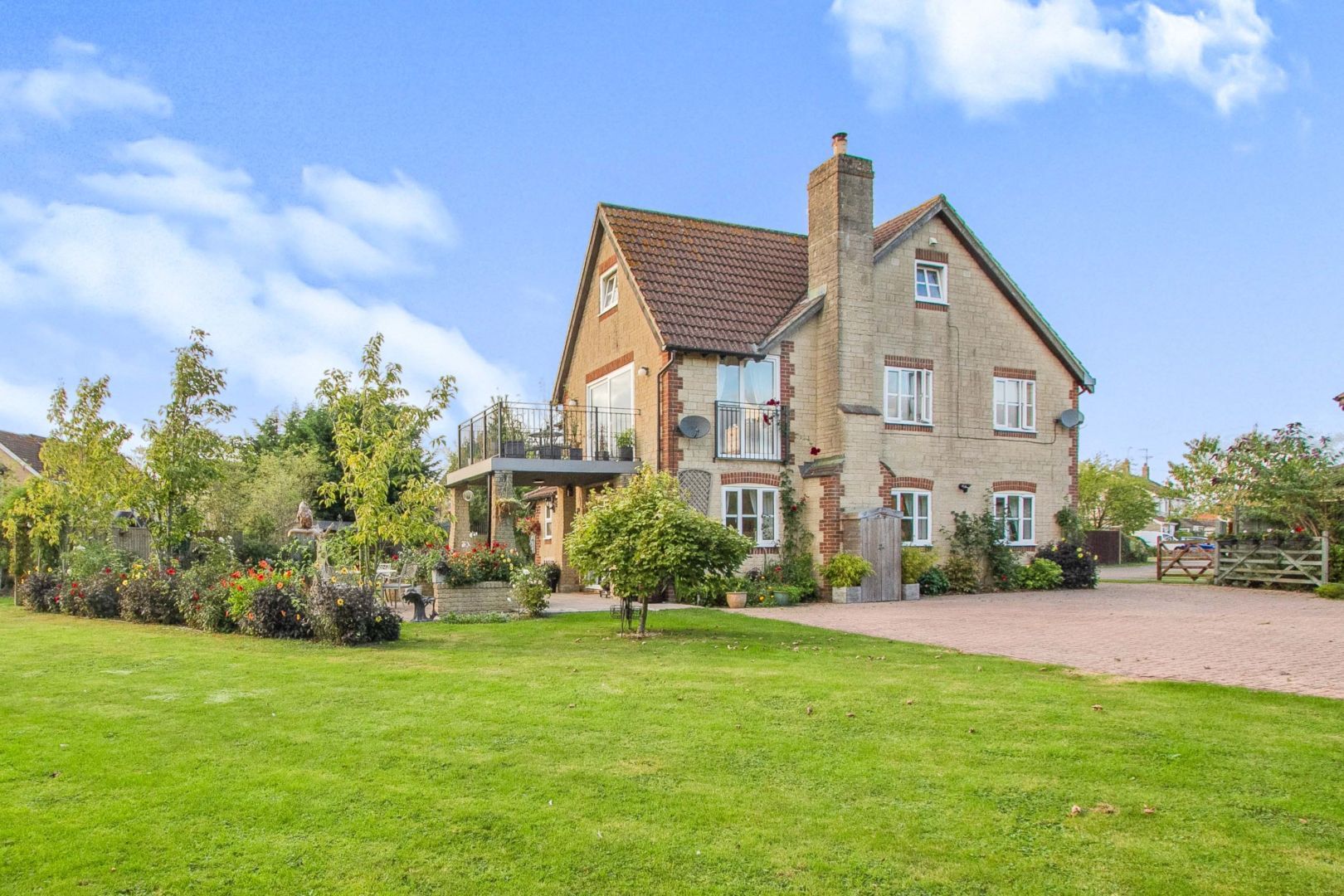 5 bed detached house for sale in St. Marys Close - Bradenstoke ...