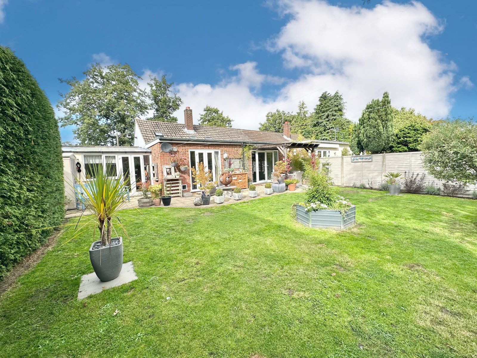 2 bed bungalow for sale in Fleet Road, Farnborough, Hampshire GU14 - Zoopla