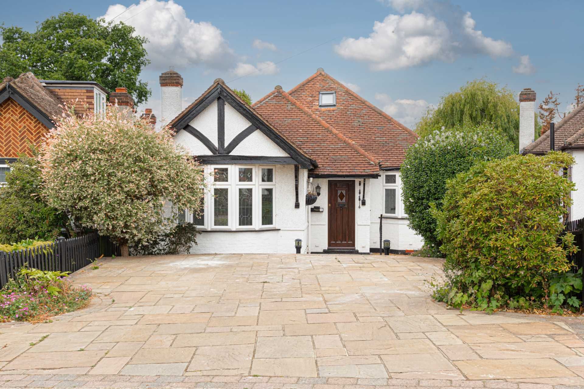 4 bed bungalow to rent in The Warren, Worcester Park KT4 - Zoopla