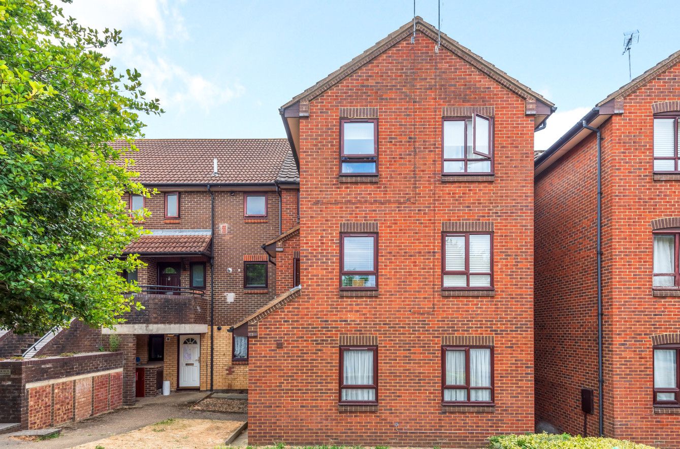 2 bed flat for sale in Pankhurst Place, Brocklesbury Close, Watford ...