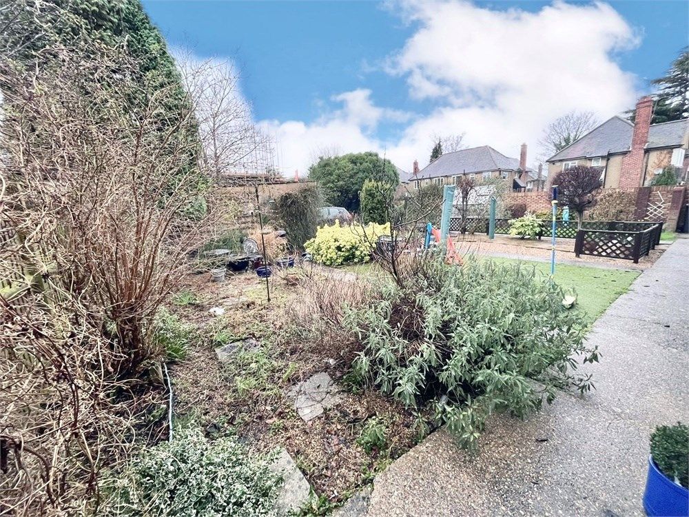 2 bed maisonette to rent in Cookham Road, Maidenhead SL6 - Zoopla