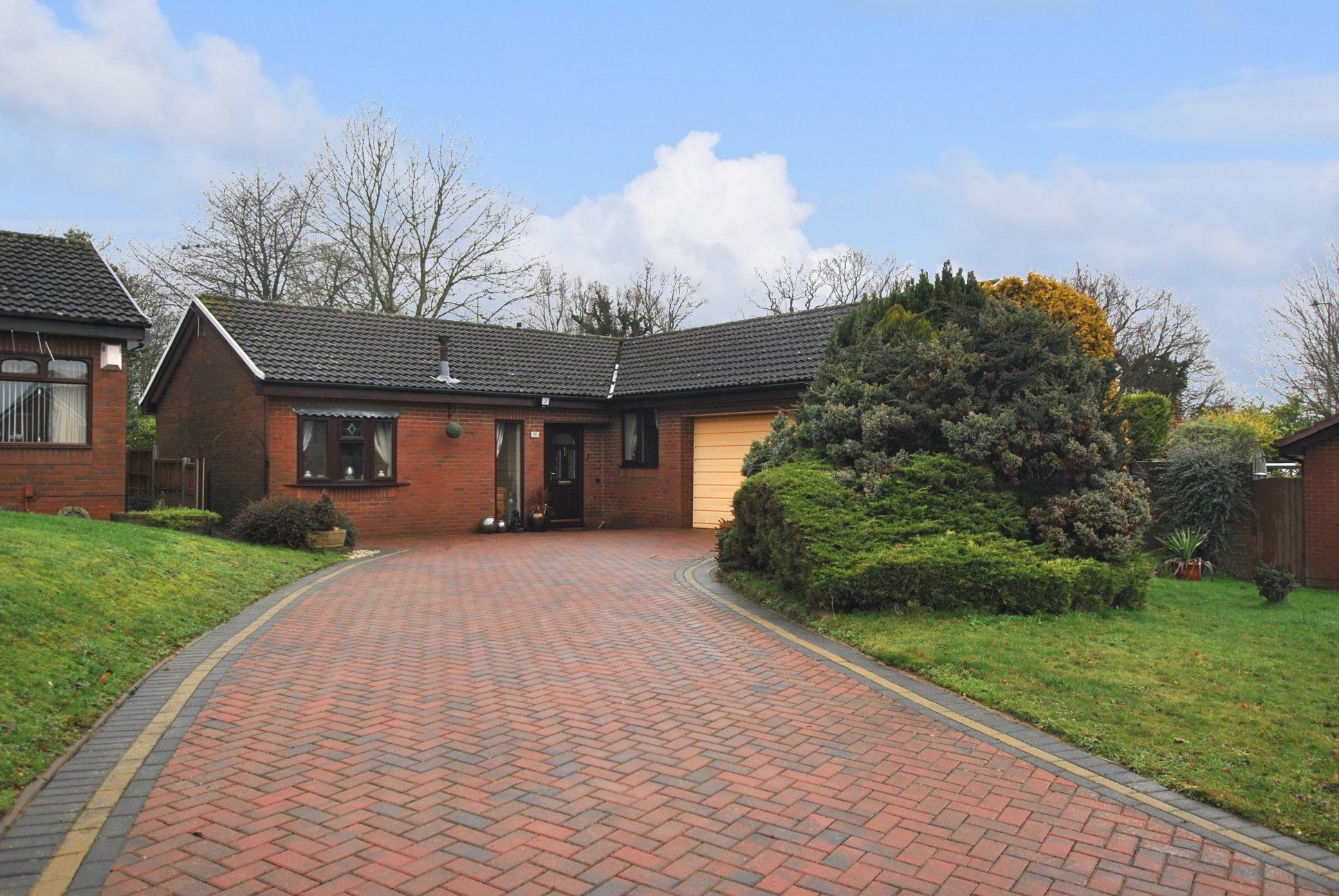 3 bed detached bungalow for sale in Carnoustie Drive, Sutton Hill ...