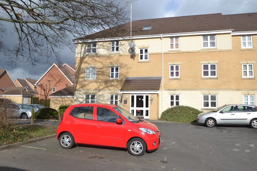 2 bed flat to rent in Scholars Walk, Langley, Berkshire SL3 - Zoopla