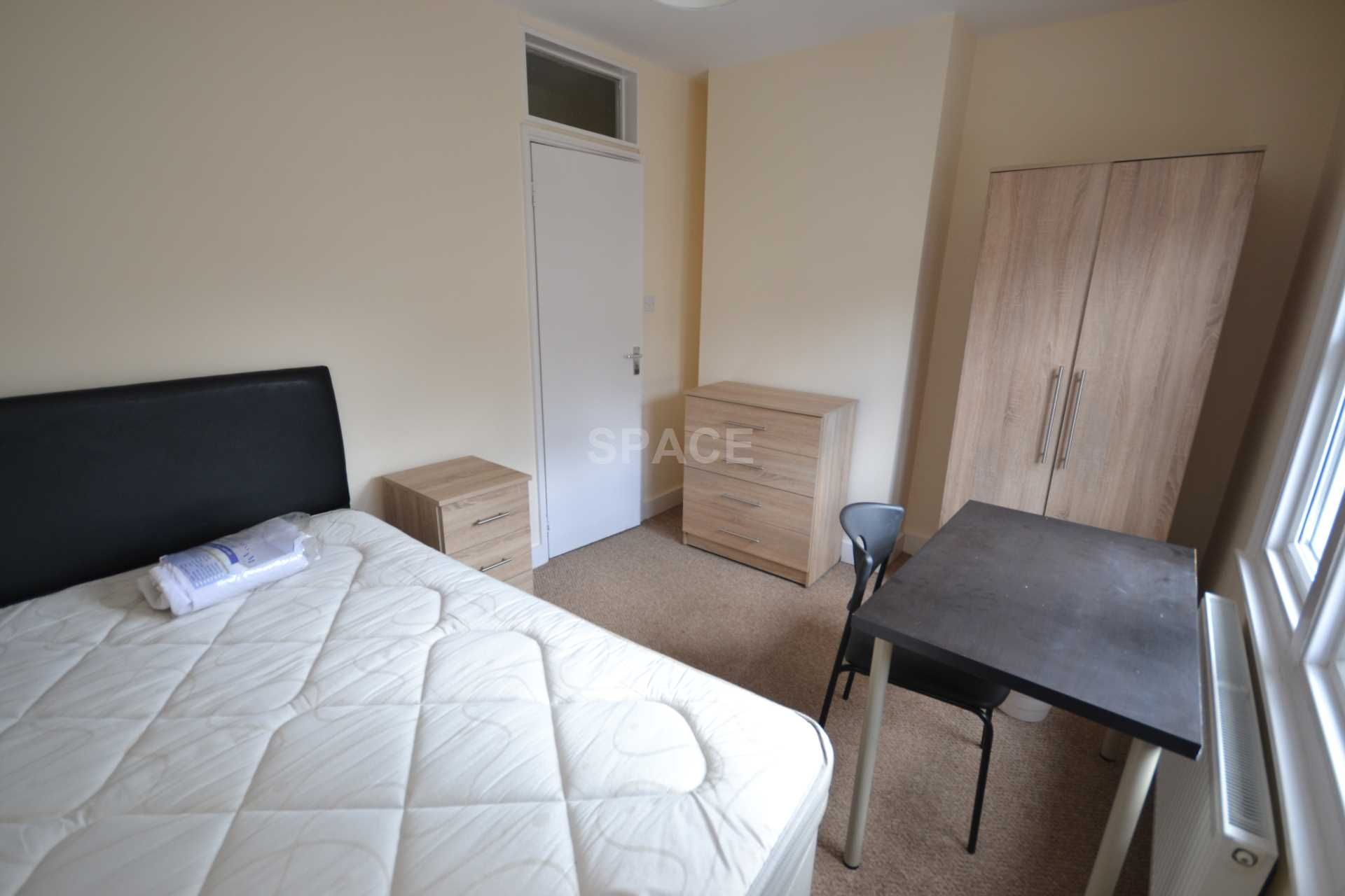 4 bed terraced house to rent in Brighton Road, Earley RG6 - Zoopla