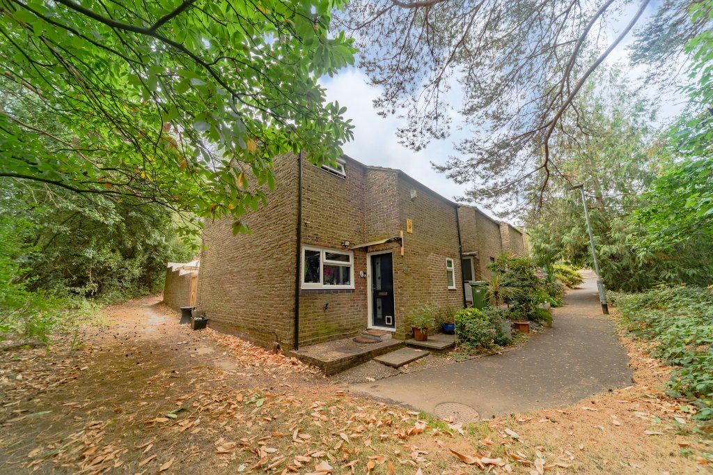 2 Bed End Terrace House For Sale In Lingwood Bracknell Berkshire Rg12