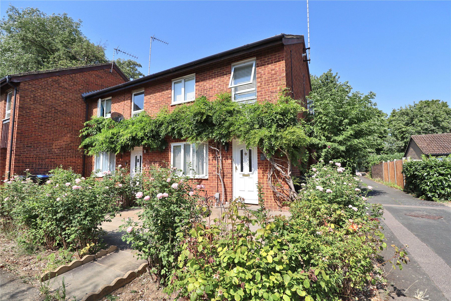 3 Bed Terraced House For Sale In Goldsworth Park Woking Surrey Gu21