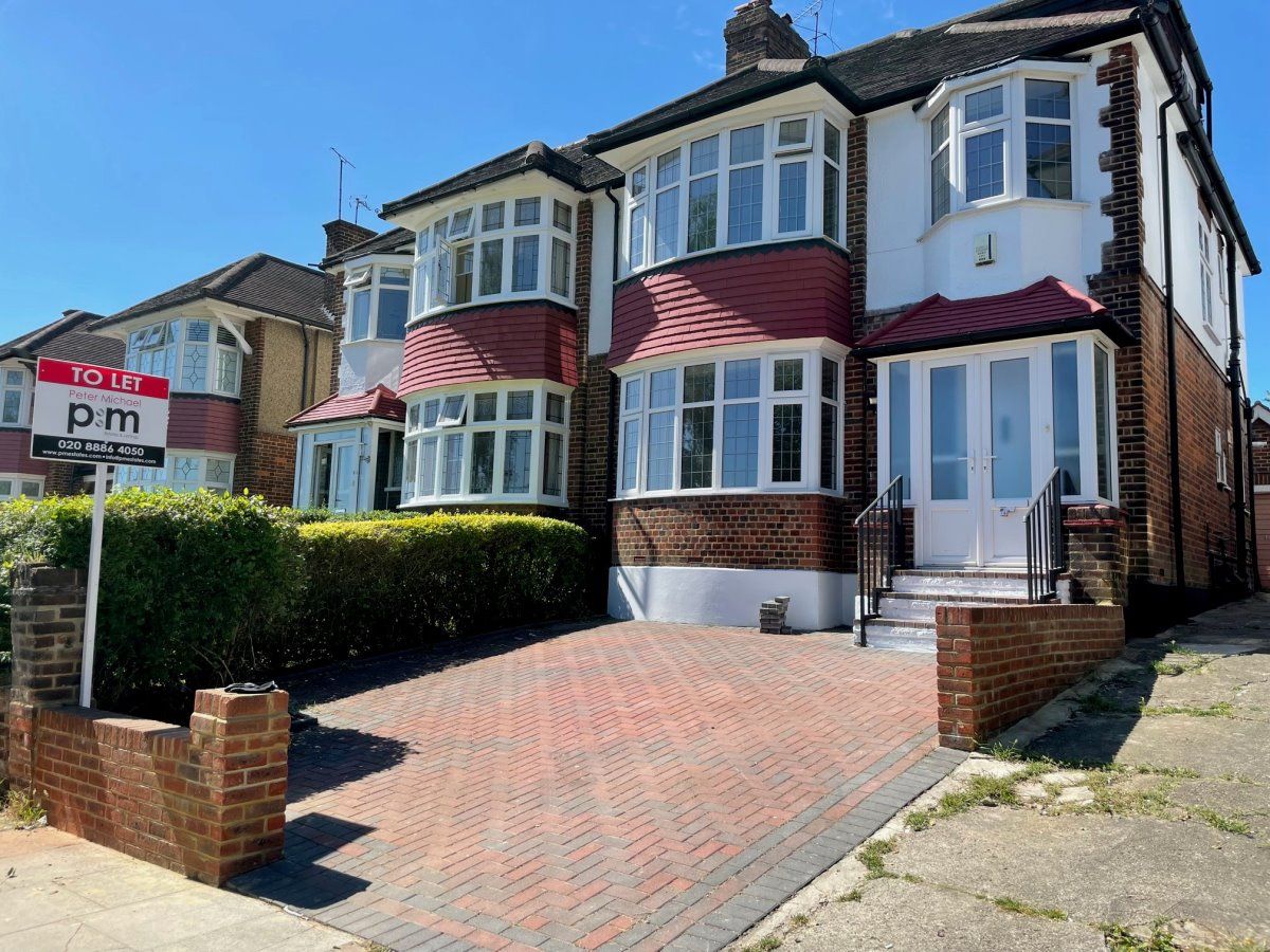 4 bed semi-detached house to rent in South Lodge Drive, London N14 - Zoopla