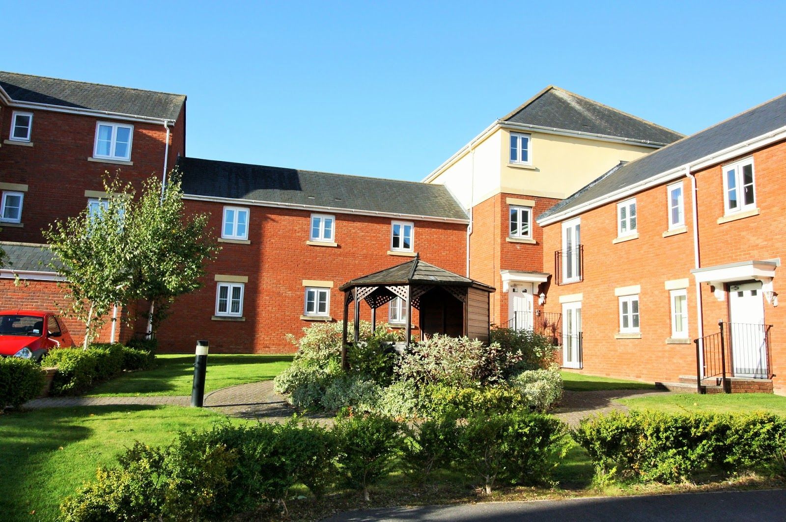 2 bed flat to rent in Russell Walk, Exeter EX2 - Zoopla