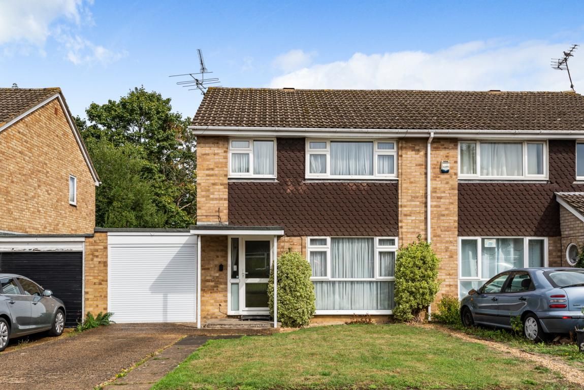 3 Bed Semi Detached House For Sale In Sarum Crescent Wokingham Rg40