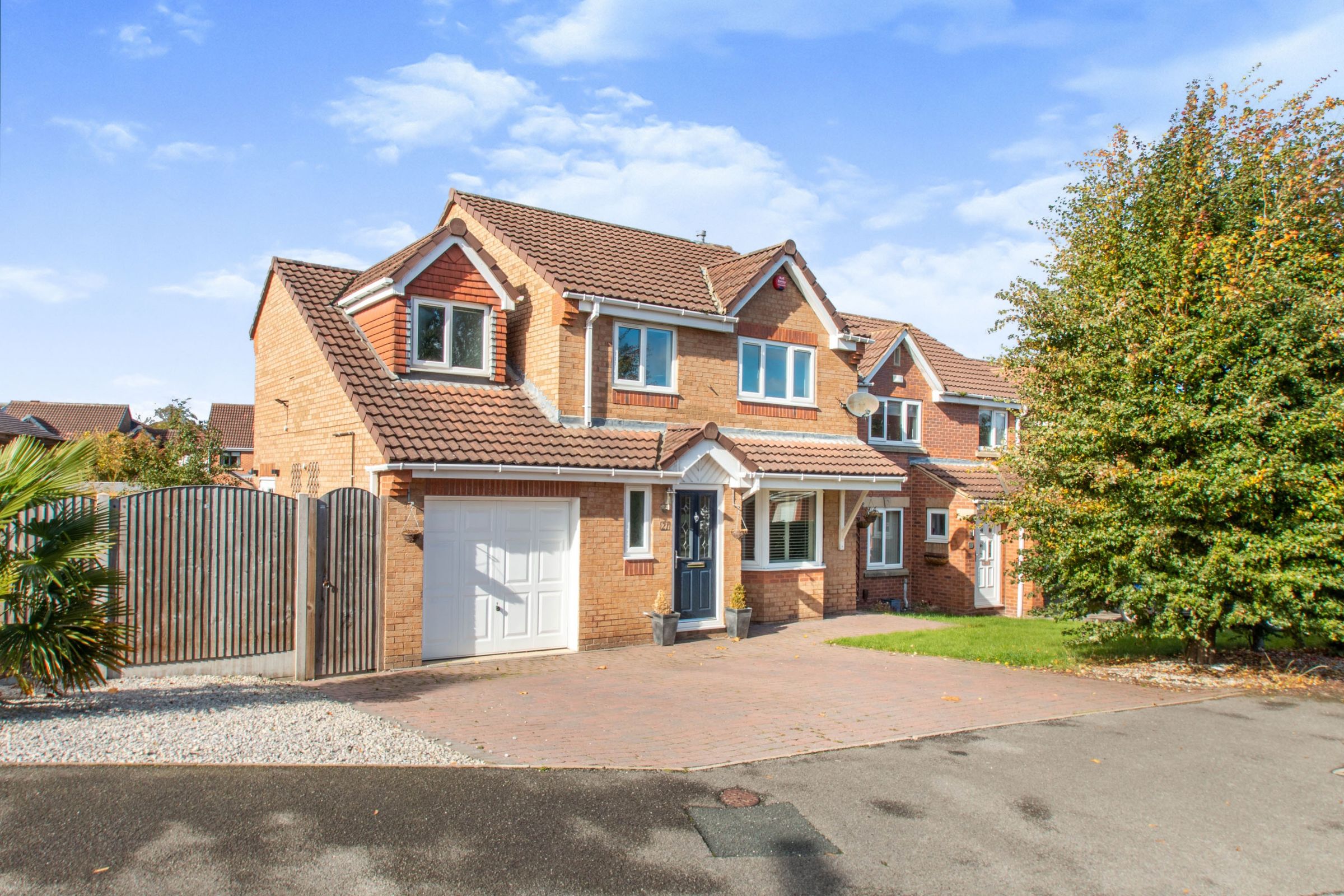 4 bed detached house for sale in Tingley Crescent, Tingley, Wakefield ...