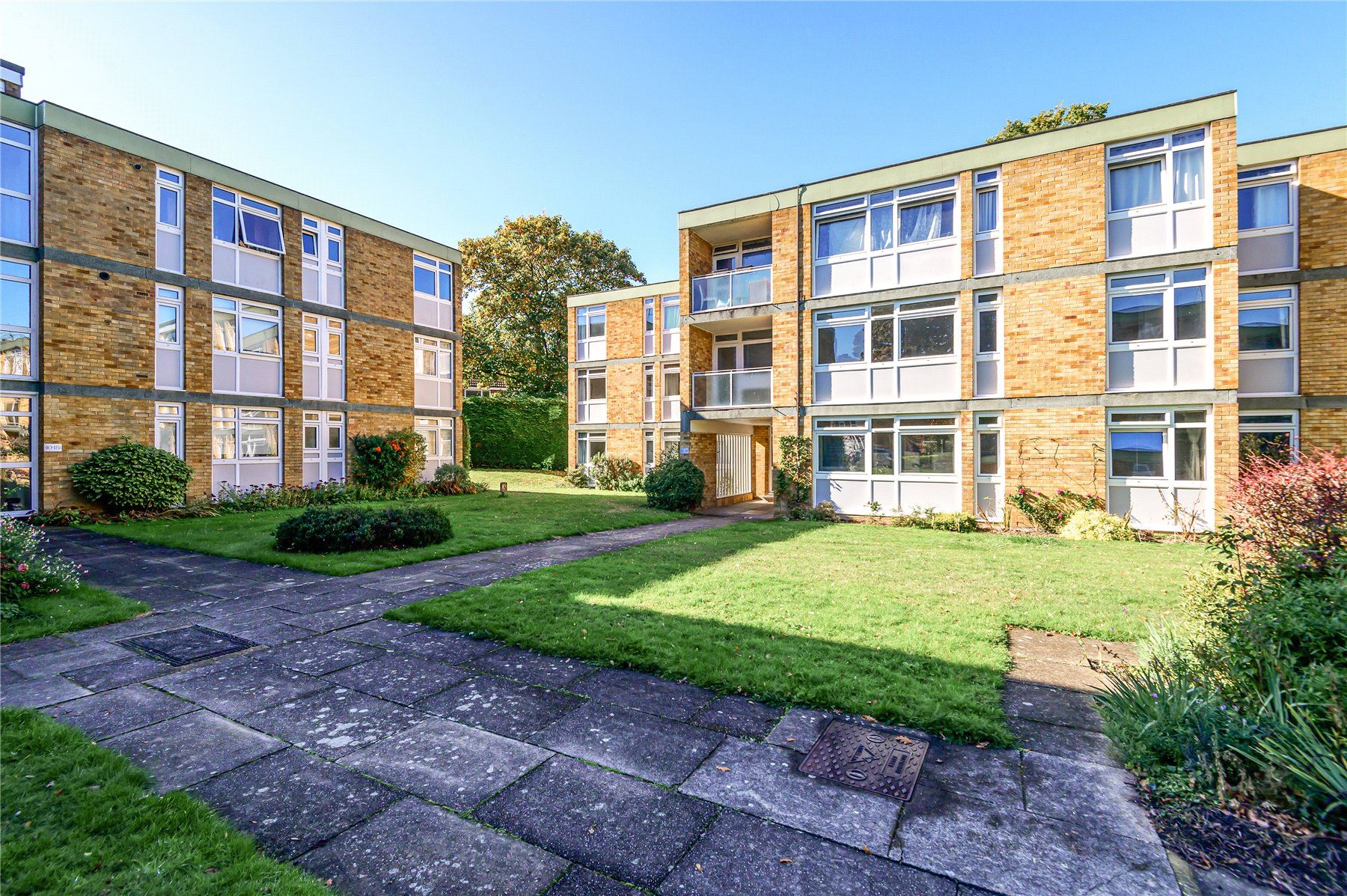 2 bed flat for sale in Chobham Road, Woking, Surrey GU21 - Zoopla