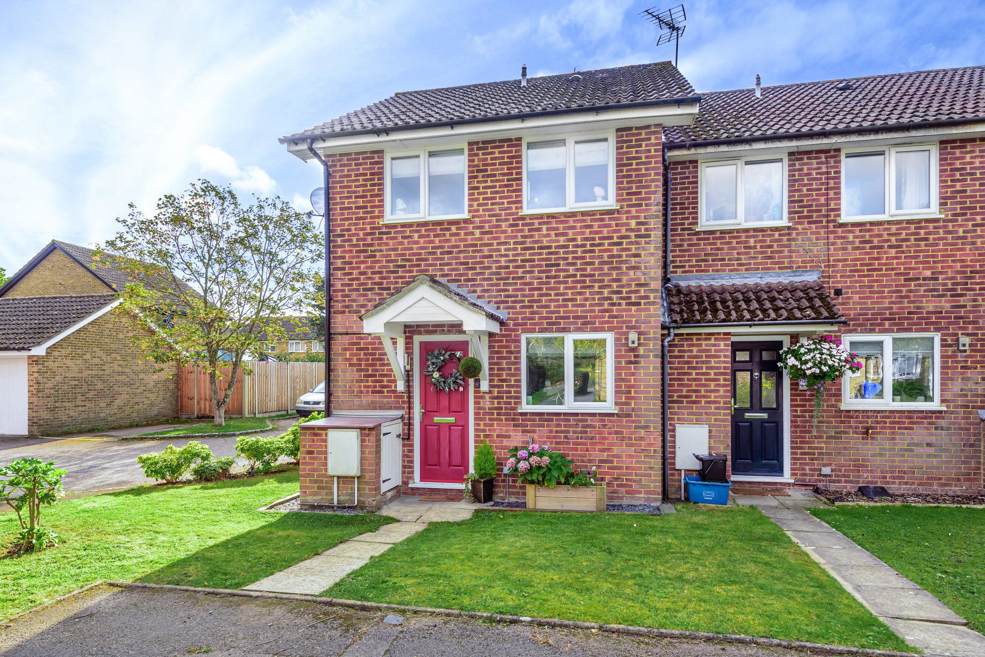 2 Bed End Terrace House For Sale In Saffron Court Farnborough Gu14