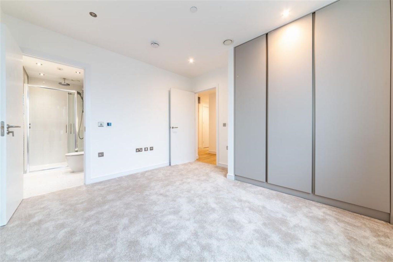 2 bed flat to rent in Grant Road, London SW11 - Zoopla