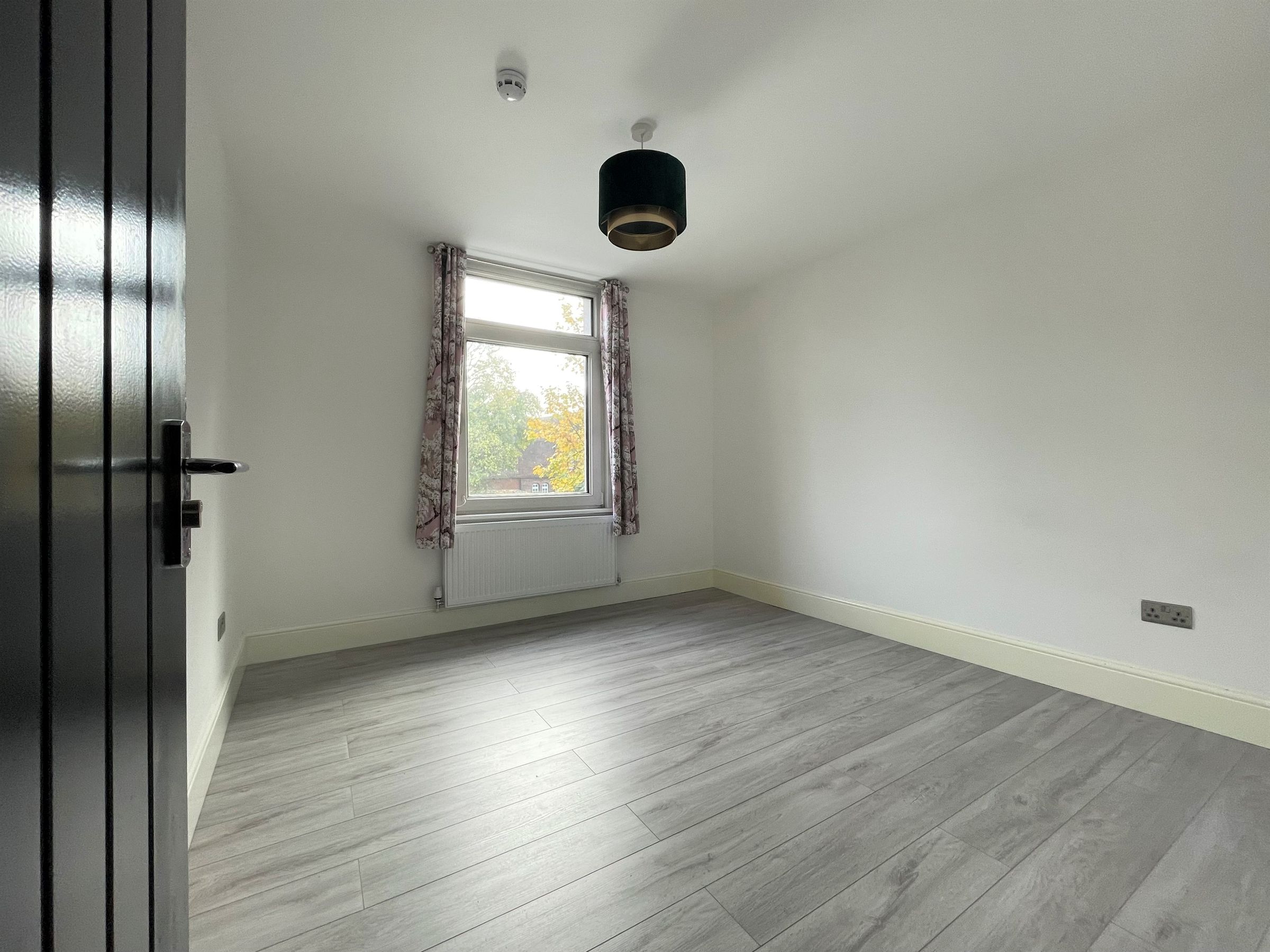 Room to rent in Dagnall Park, London SE25 - Zoopla