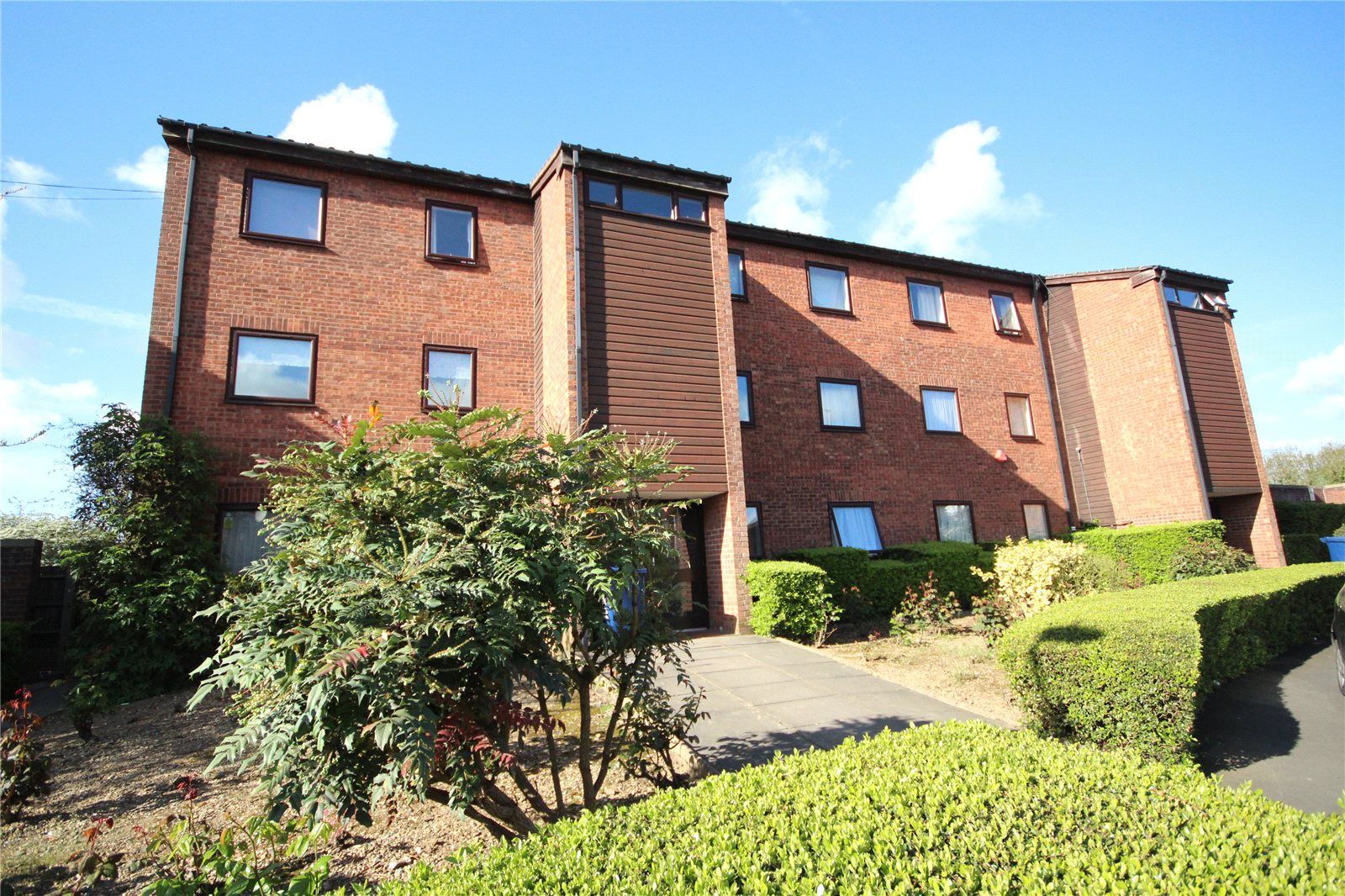 2 bed flat to rent in Rowlands Close, London NW7 - Zoopla