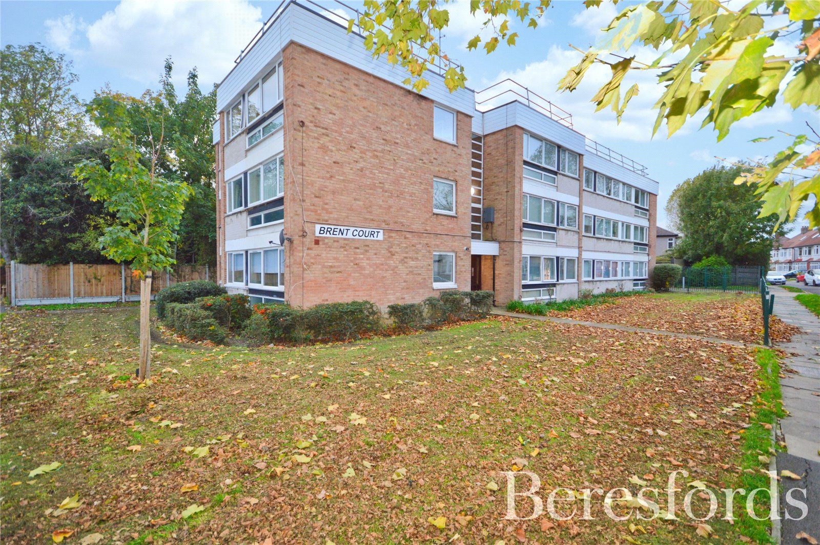 1 bed flat for sale in Brent Court, Compton Avenue RM2 - Zoopla