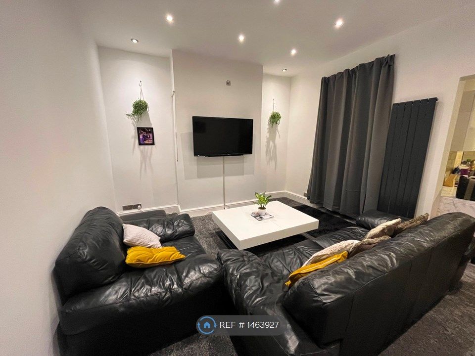 Room to rent in Lower Monton Road, Eccles, Manchester M30 - Zoopla