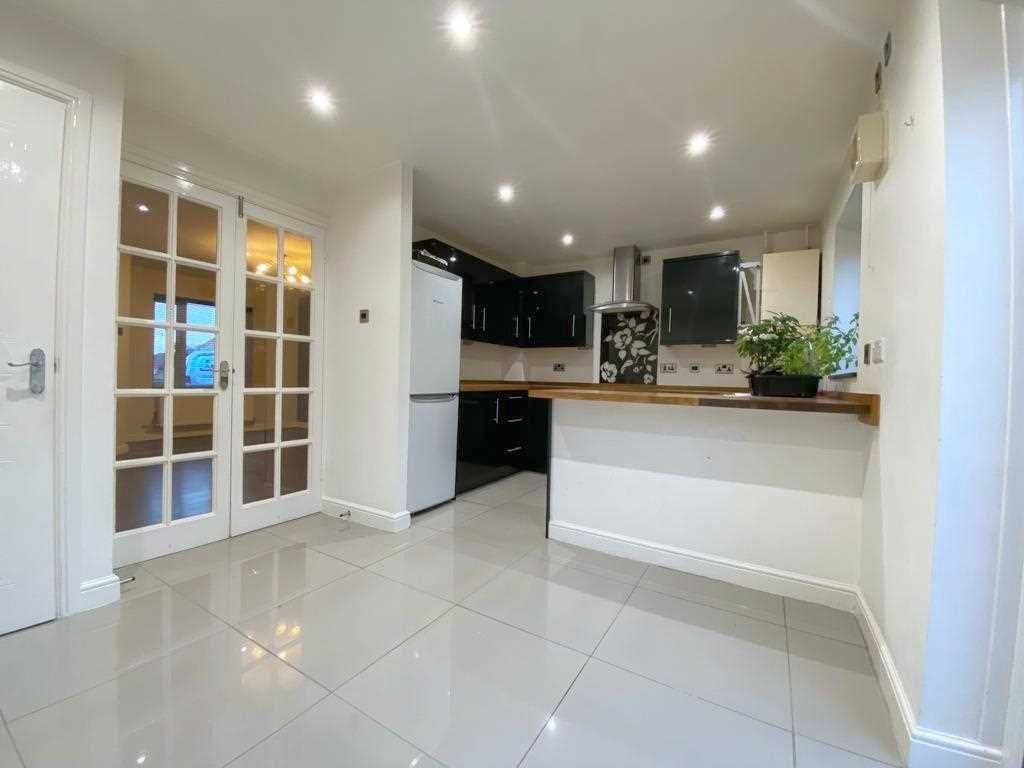 3 bed semi-detached house to rent in Lorimer Close, Luton LU2 - Zoopla