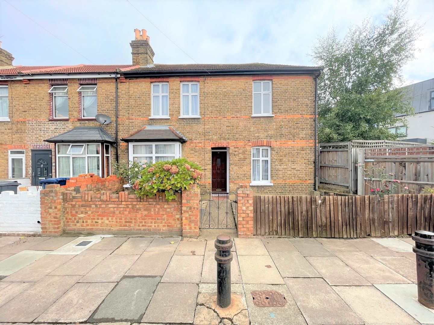2 bed end terrace house for sale in Gordon Road, Southall UB2 - Zoopla