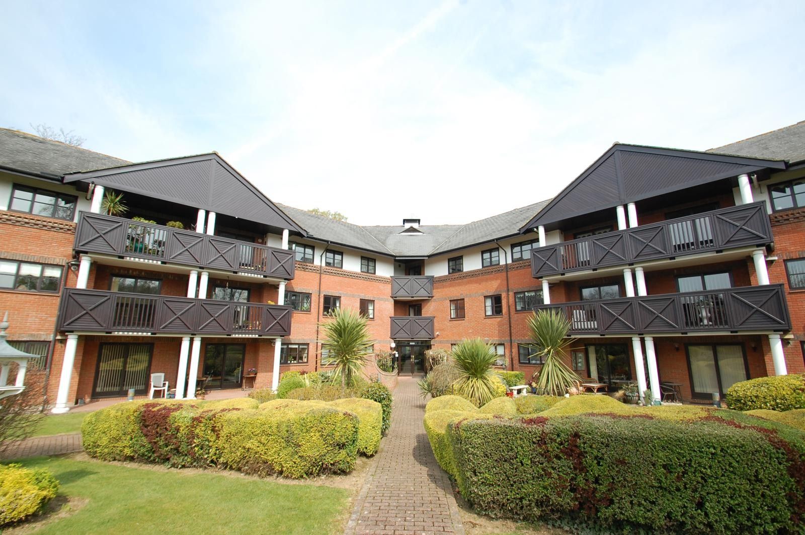 2 bed flat to rent in Booths Court, Poplar Drive CM13 - Zoopla