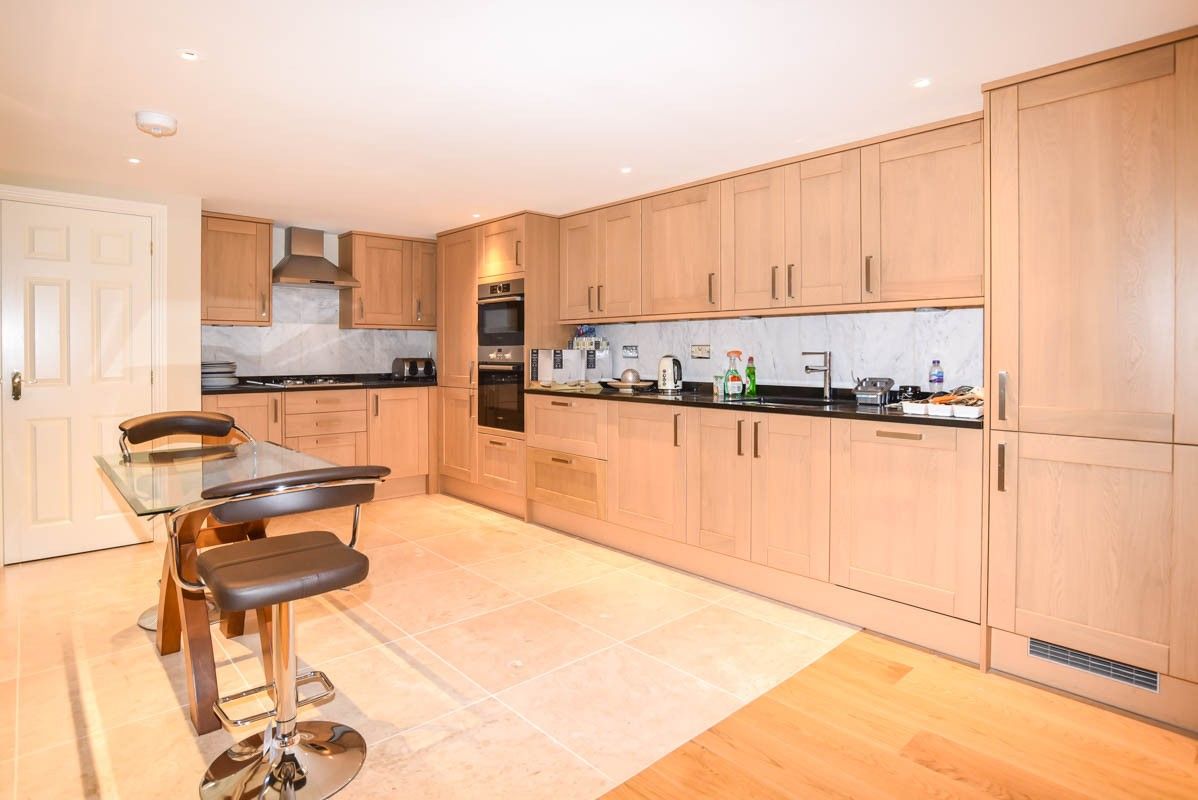 3 bed flat to rent in Princess Park Manor, Royal Drive, London N11 - Zoopla