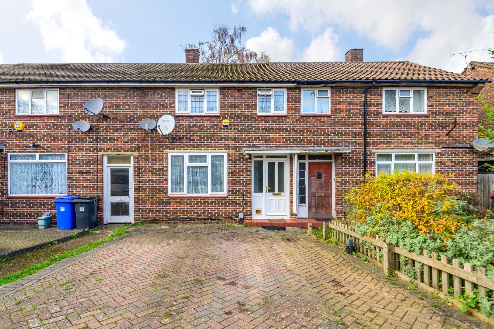3 bed terraced house for sale in Albert Drive, Woking GU21 - Zoopla