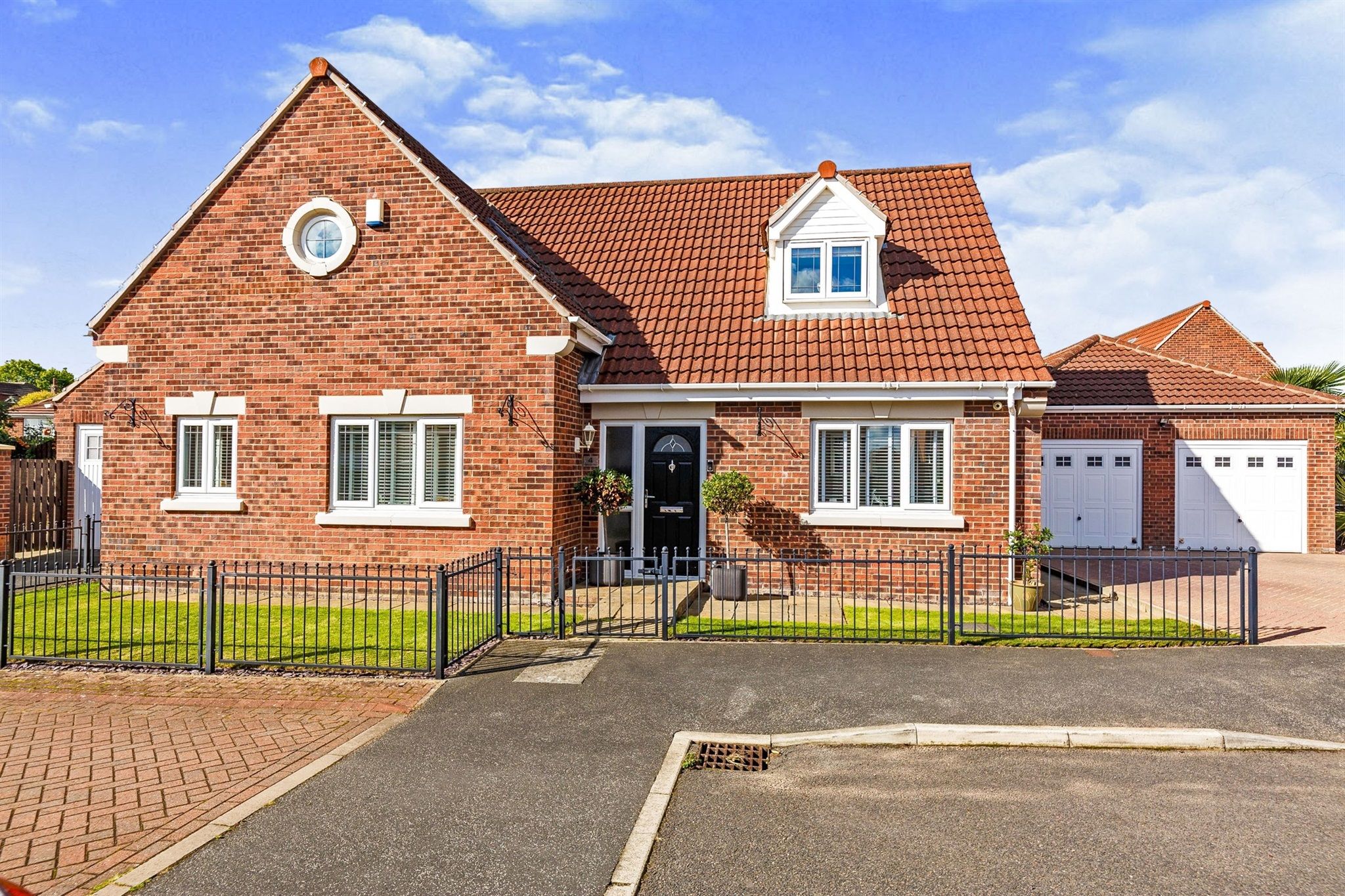 4 bed detached bungalow for sale in Hilldrecks View, Ravenfield ...