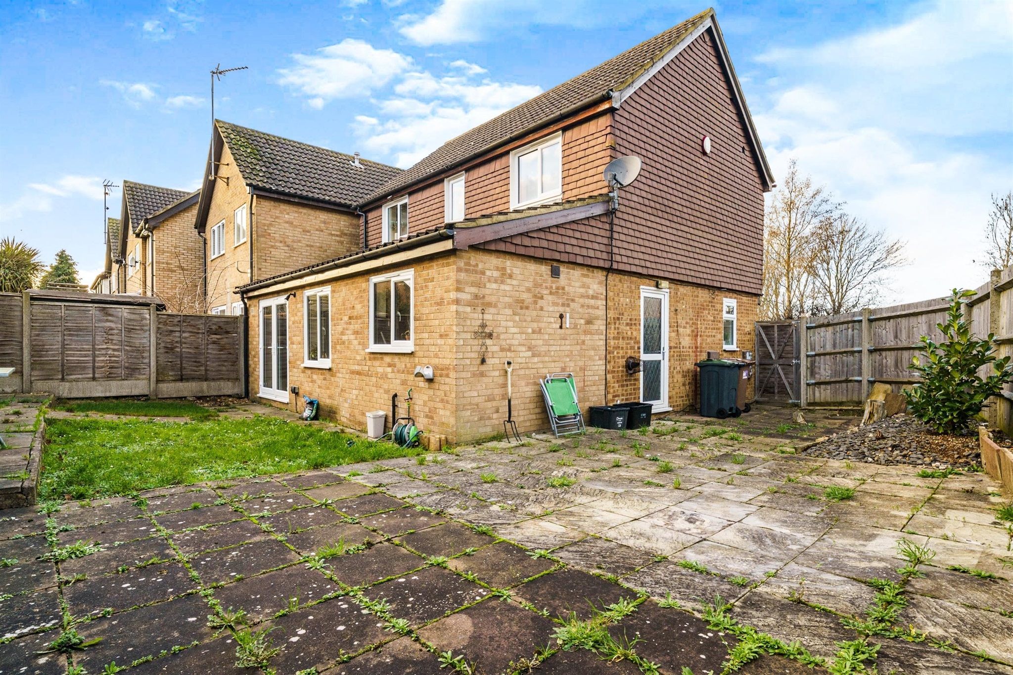 3 bed detached house for sale in Kestrel Way, Luton LU4 - Zoopla