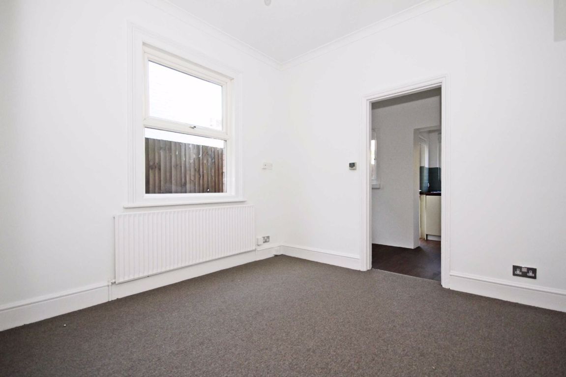 2 bed flat to rent in Grove Road, London W3 - Zoopla