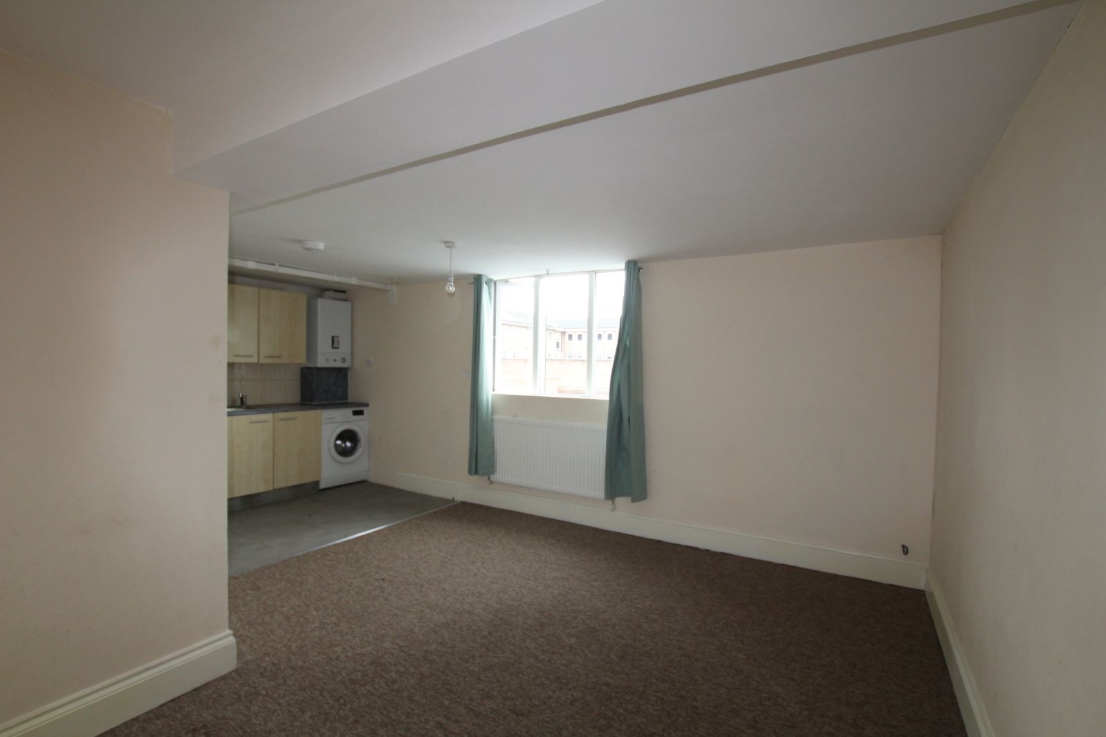 2 bed flat to rent in 18B Broadwalk, Crawley RH10 - Zoopla