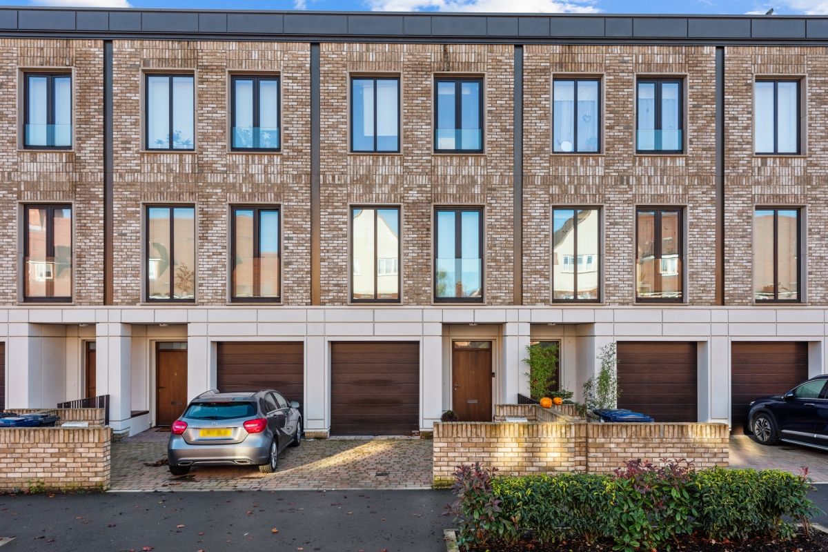 3 bed town house to rent in Henry Darlot Drive, London NW7 - Zoopla