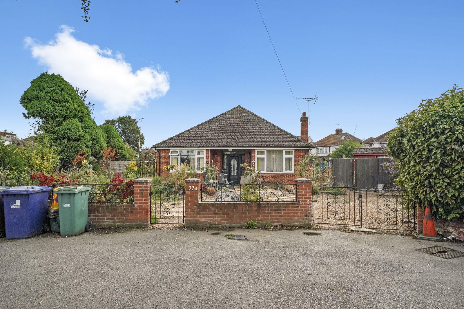 3 bed bungalow for sale in Dormers Wells Lane, Southall UB1 - Zoopla