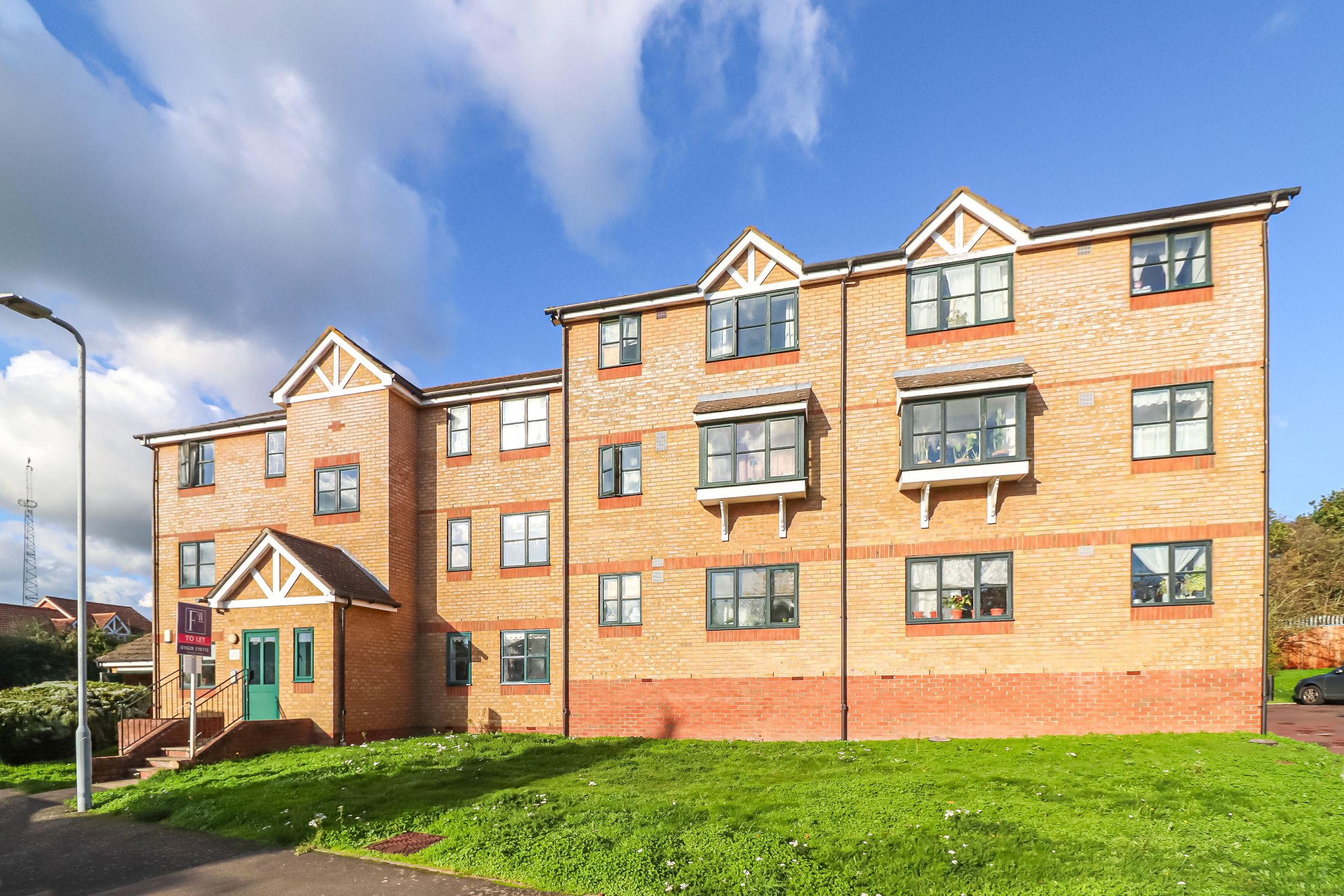 2 bed flat to rent in Lovegrove Drive, Slough SL2 - Zoopla