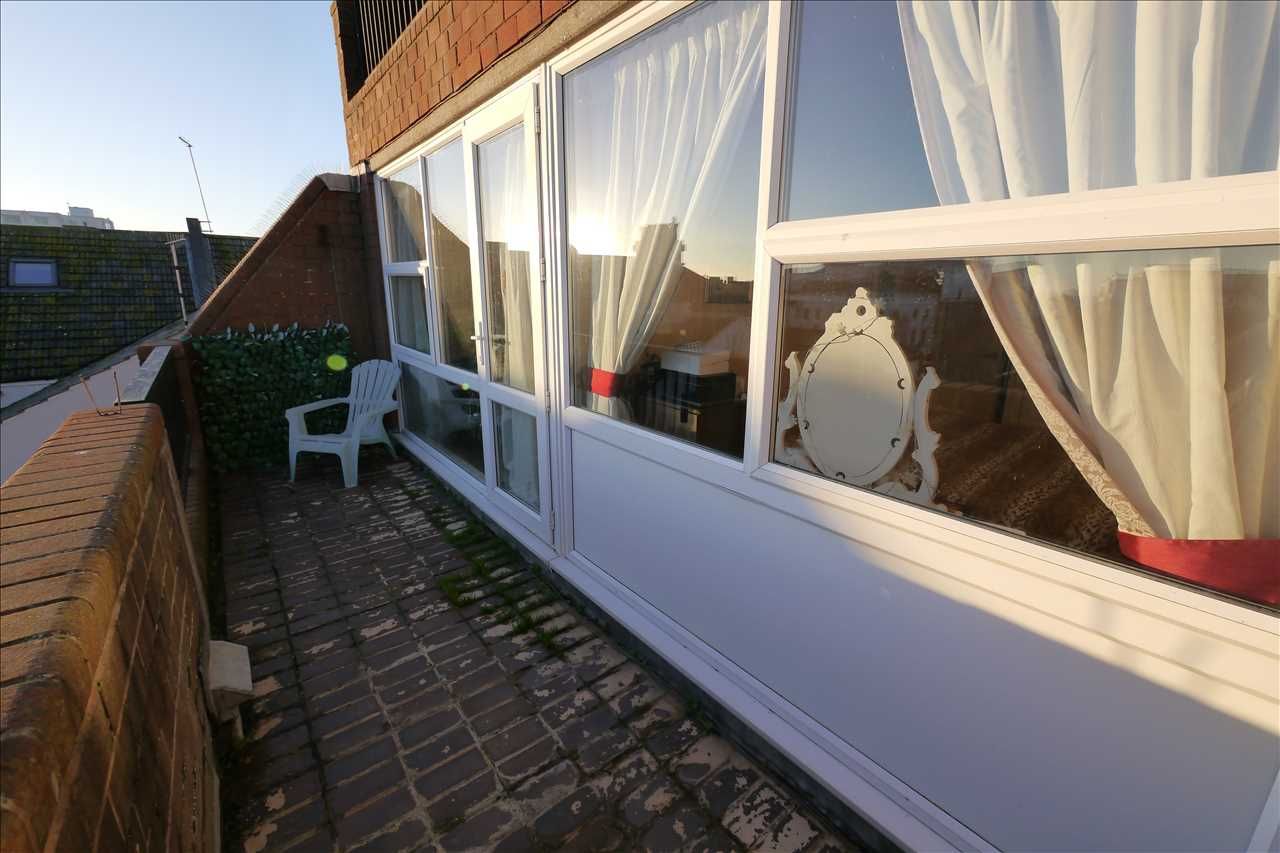 1 bed flat for sale in Guildbourne Centre, Worthing BN11 - Zoopla