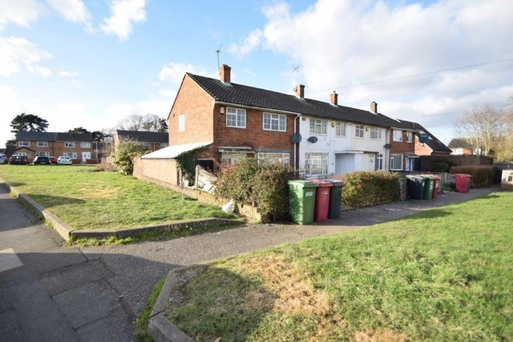 3 bed end terrace house for sale in Long Furlong Drive, Slough ...