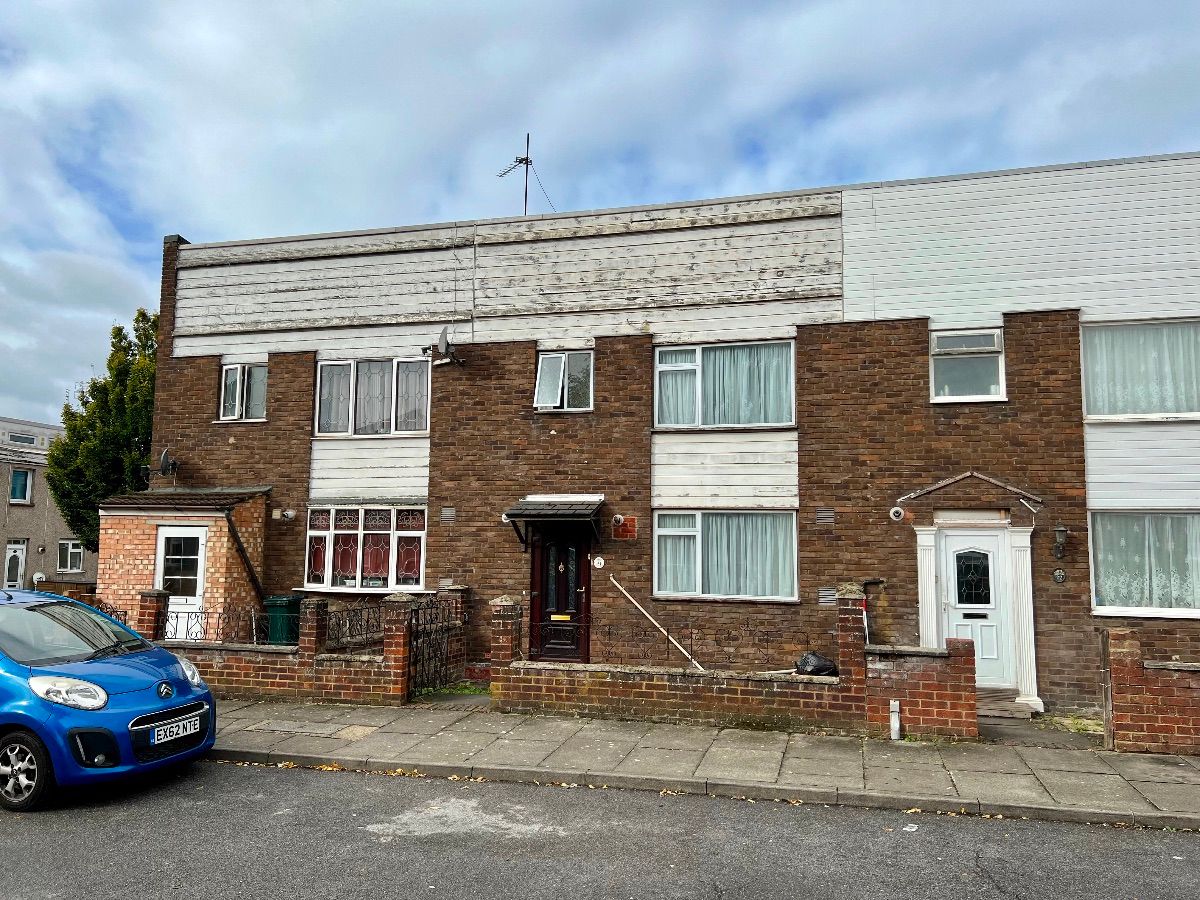 3 Bed Terraced House For Sale In Honeysuckle Close Harold Hill