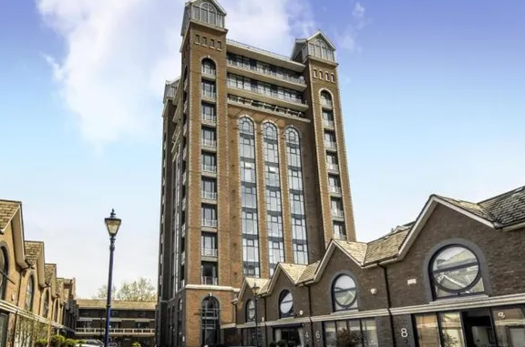 2 bed flat to rent in Trade Tower, Coral Row, London SW11 - Zoopla