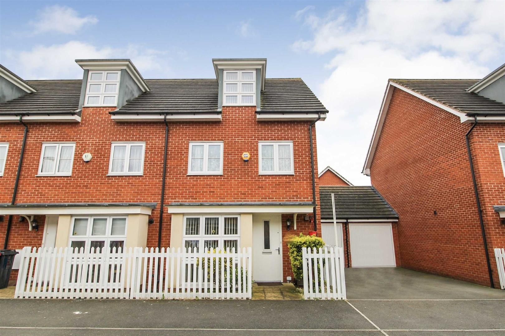 4 Bed End Terrace House For Sale In Bantry Road Cippenham Slough Sl1